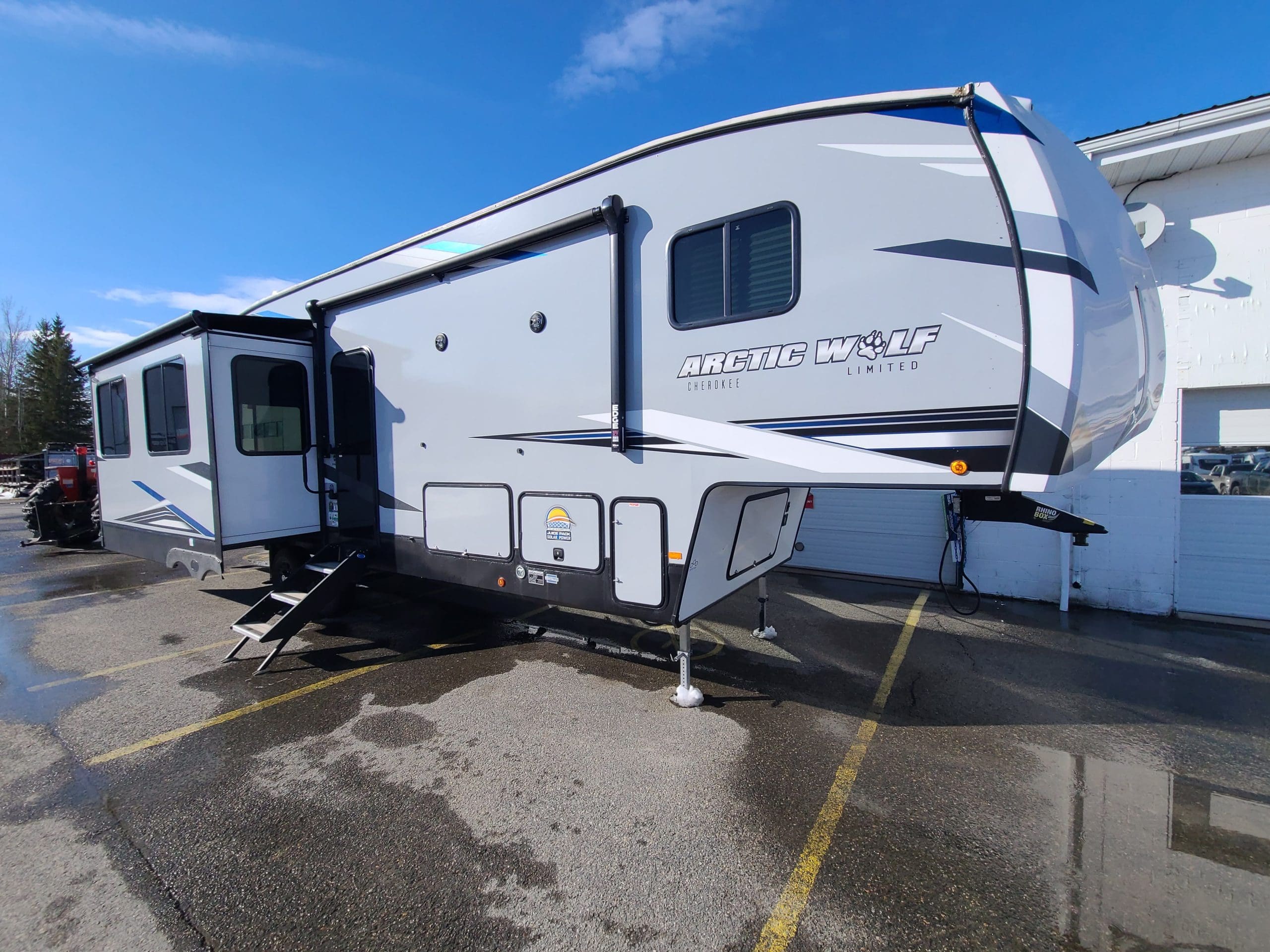 2022 ARCTIC WOLF 327MB by FOREST RIVER | Earlton RV - RVC Navigator