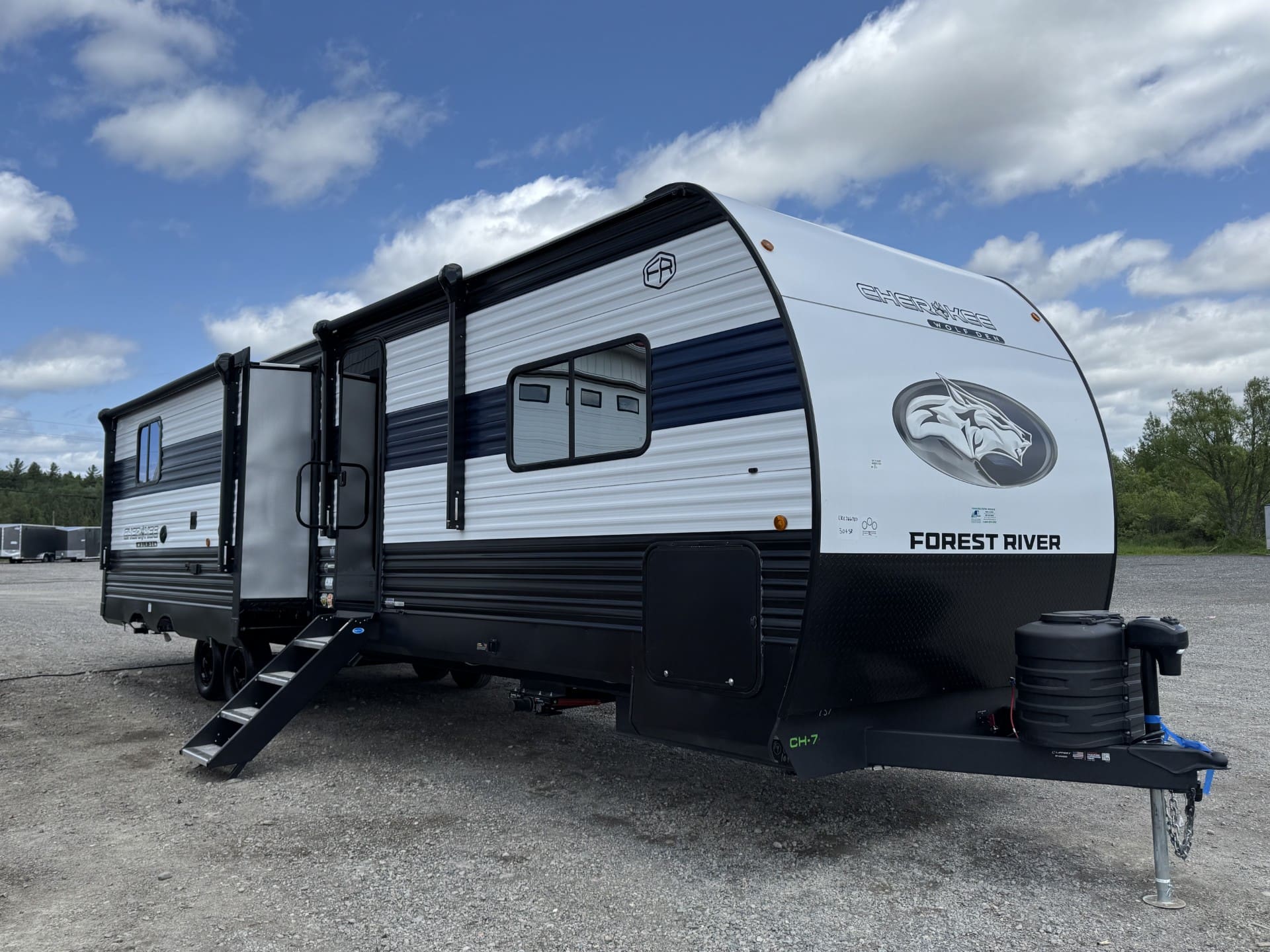 2026 CHEROKEE WOLF DEN 304SR | Nickel Belt Camping - RVC Navigator
