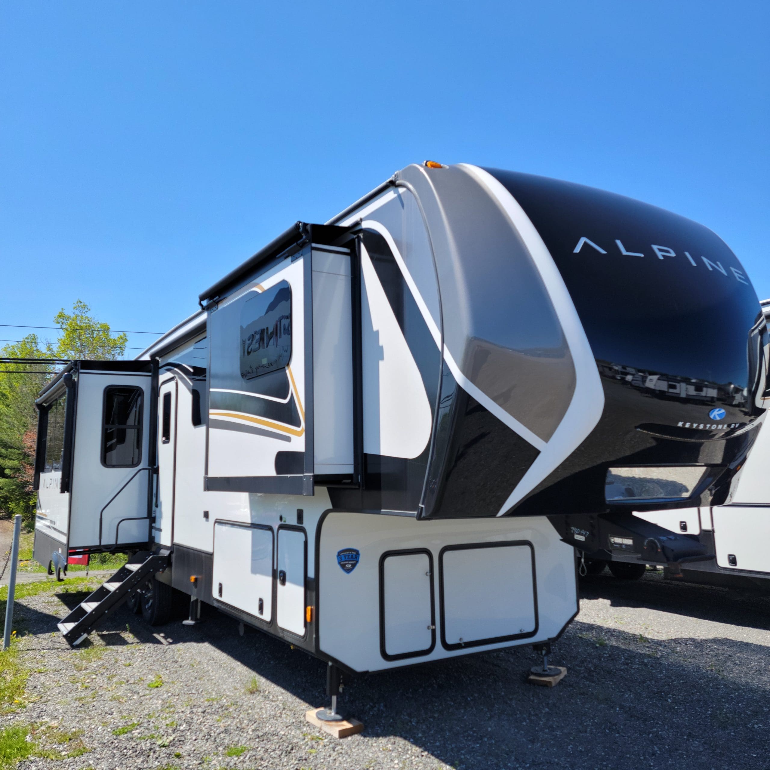 2025 Alpine 3303CK by Keystone Rv | Stone’s RV - RVC Navigator